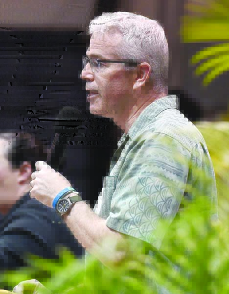 Hundreds seek details on fire recovery | News, Sports, Jobs - Maui News